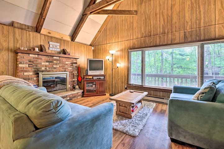 Game Room & Fire Pit: Tree-lined Pocono Lake Cabin - アローヘッド・レイク, PA