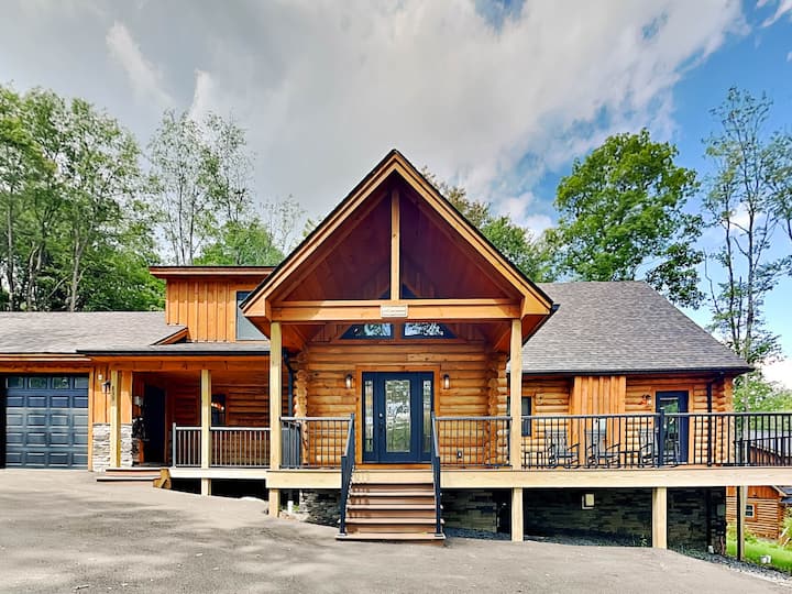 Honey Bear Hideaway | Brand New Home + Hot Tub! - Deep Creek Lake, MD