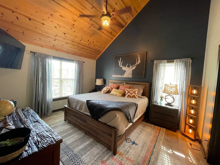 Hot Tub,fireplace,pool/marina Access,games, Space! - Galena, IL