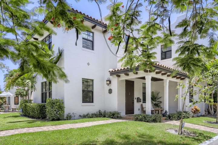 Villa Del Flamingo - Modern Poolside Escape - West Palm Beach, FL