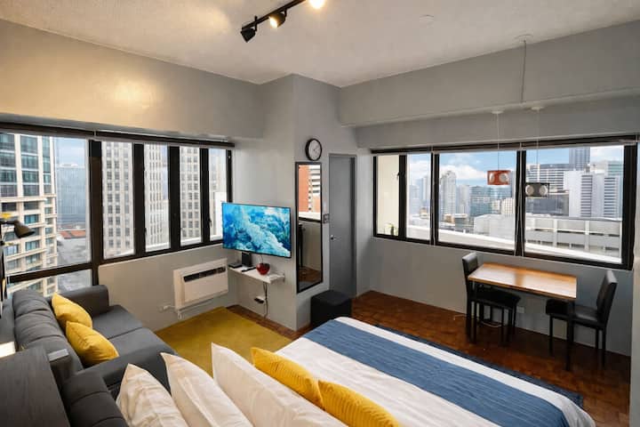 Urban Oasis Studio | Corner Unit W/ Stunning Views - 마닐라