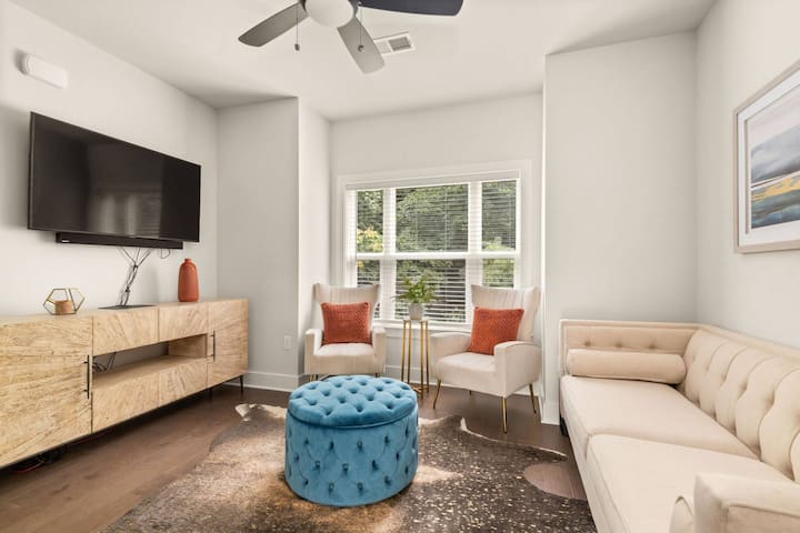 Nashville Getaway ~ Super Clean And Quiet ~ Garage Parking ~ Near Airport ~ Easy Access To Downtown - Nashville, TN