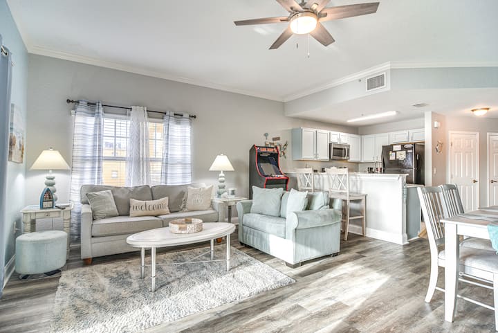 Waterfront Treasure Island Condo W/ Arcade - Treasure Island, FL