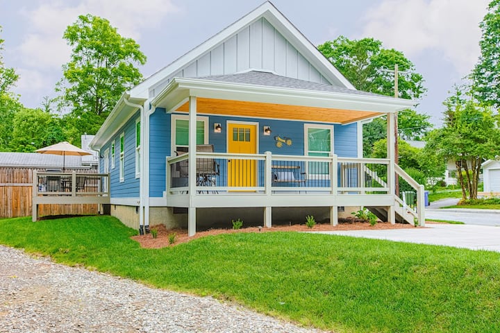 Downtown 2br | Washer/dryer | Deck | Grill - Hendersonville, NC