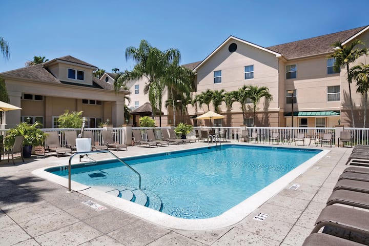Family And Friends Getaway! 4 Comfortable Units - Fort Myers, FL