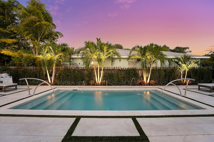 Lovely 1 Bedroom - Walk To Waterfront! - Palm Springs, FL