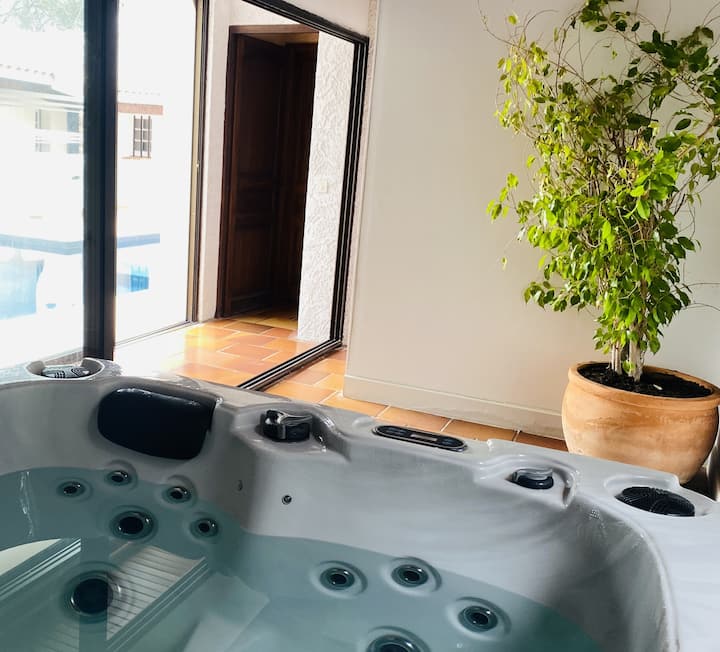 Appartement Avec Vue Sur Piscine Et Accès Spa - La Crau