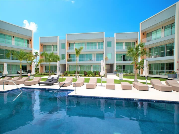 Beautiful Canal Front 2bd/1bth Apt W/ Pool And Gym - Cayman Islands