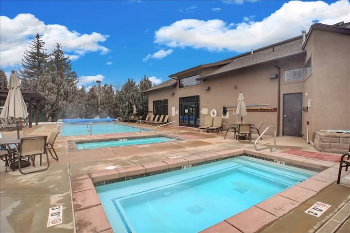 Walk To Ski, Hot Tub, Sauna, Pool, Sleeps 4 - Park City, UT