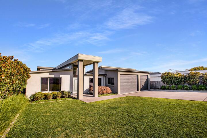 Riverside Haven - 5br Waterfront Haven W/ Deck - Bairnsdale