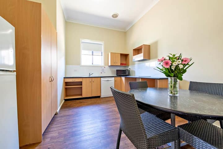 Spacious 4-bedroom House Within Motel Grounds - Dubbo