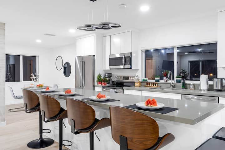Resort-style Pool, Game Room & Backyard Bbq - Hollywood, FL