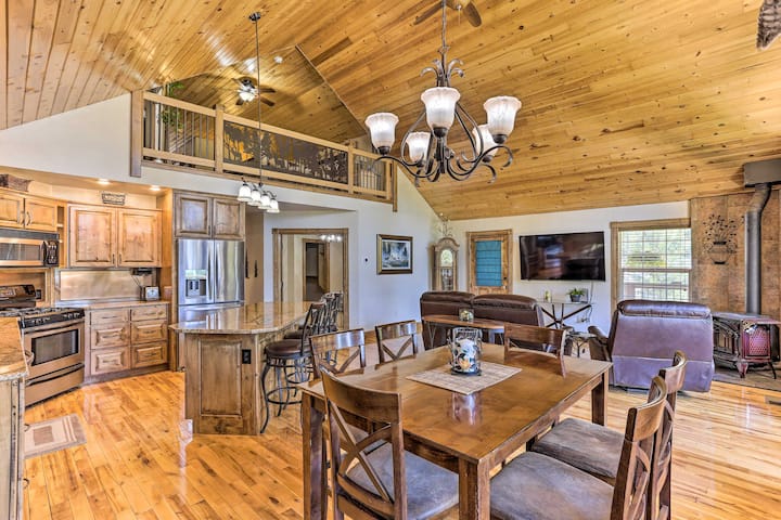 Updated Garden Valley Home W/ Fire Pit & Game Room - Garden Valley, ID