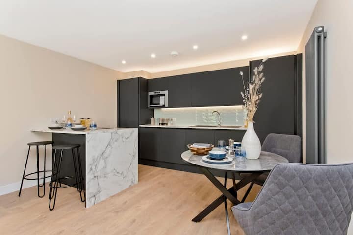 Modern 2 Bedroom Apartment With Free Parking - Edinburgh