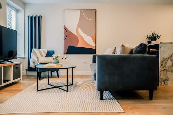 Modern 2 Bedroom Apartment With Free Parking - Edinburgh