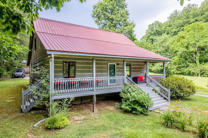 Modern 2br Dog Friendly | Fireplace | Deck - Cherokee, NC