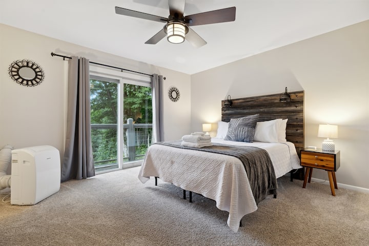 Peaceful Mtn Haven With Fireplace & Views - Sugar Mountain, NC