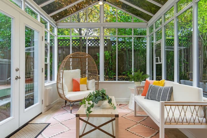 Urban Oasis: Sunlit Home, Rooftop, Walk To All - Seattle, WA