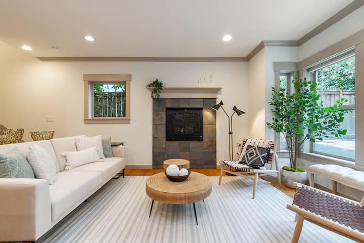 Spacious, Cozy Home W/ Parking & Sunroom - Seattle