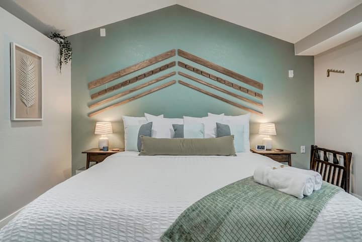 Institute Charm! King Studio W/ Kitchen & Smart Tv - Colorado Springs, CO