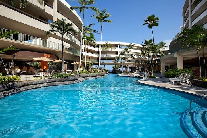 3 Spacious Oceanfront Units! Pools, Game Room! - Captain Cook, HI