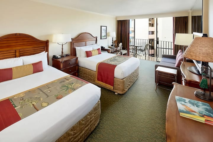 Family Friendly! 3 Large Units W/ Pool And Beach - Honolulu, HI