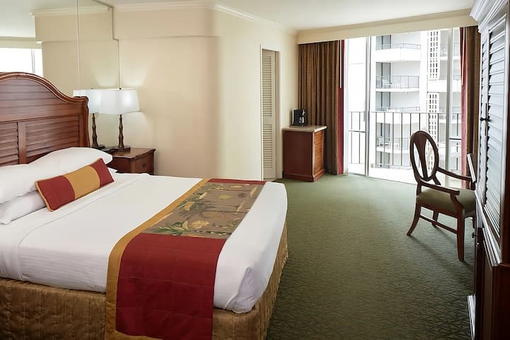 3 Spacious Units! Near Waikiki Aquarium! - Honolulu, HI