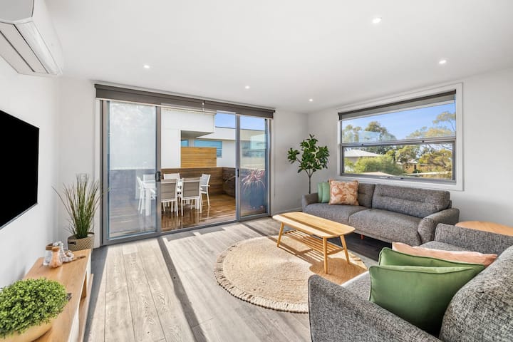 A Wave From It All: Ocean Glimpse Getaway Torquay - Great Ocean Road