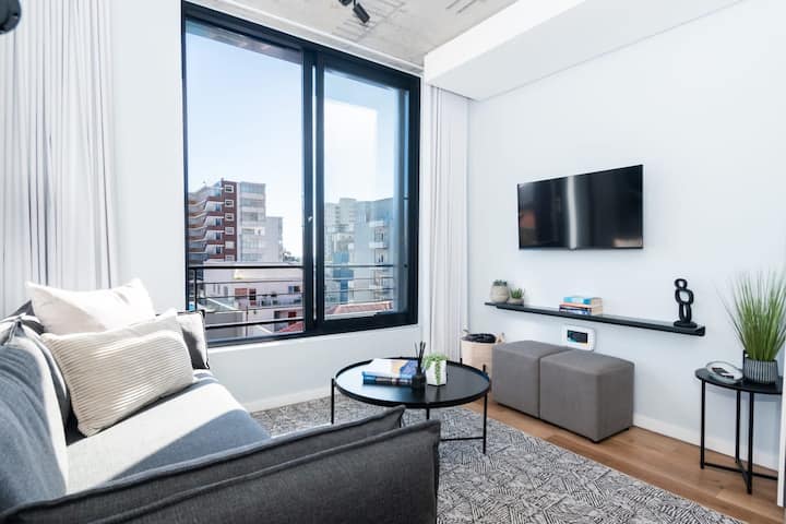 Modern Home Away From Home In Heart Of Sea Point - Cape Town