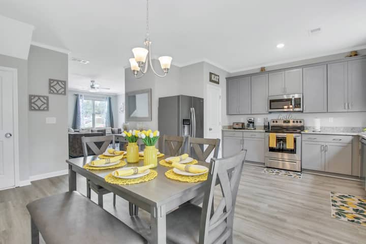 Elegant Townhome | 8 Mins From Airport| No Carpet - South Fulton