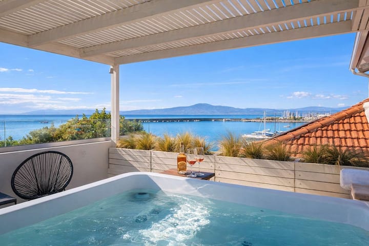 Panellinion Hotel, Seaview Suite & Private Jacuzzi - Kalamata