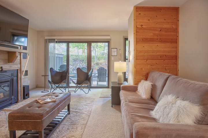 Stylish Riverfront Vail Bungalow, Low Rates! - Vail, CO