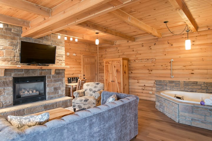 Cozy Lodge Fireplace Suite In Ohio's Amish Country - Berlin, OH