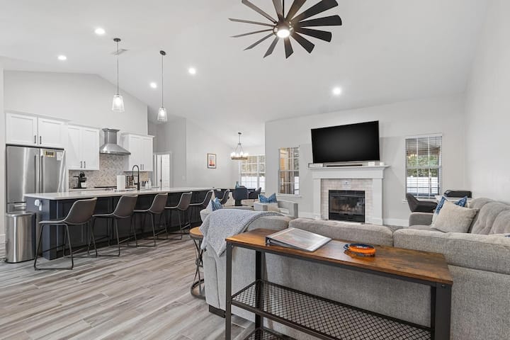 Walk To Uf Stadium! Modern Home With Grill + Patio - Gainesville, FL