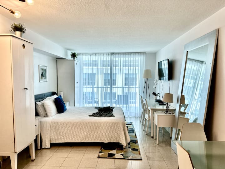 Brickell Skyline Studio | Free Parking | Pool &Gym - Miami, FL