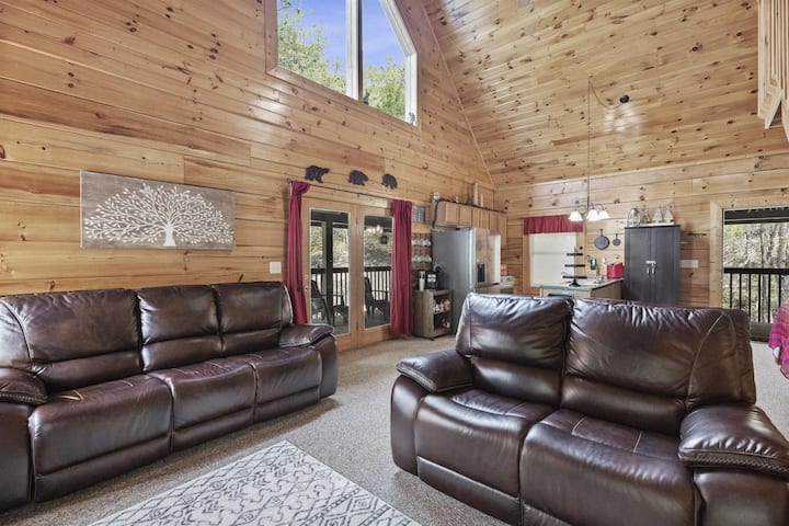 Cozy Lake House Cabin. Sleeps 8-10. Hot Tub! - Sevierville, TN