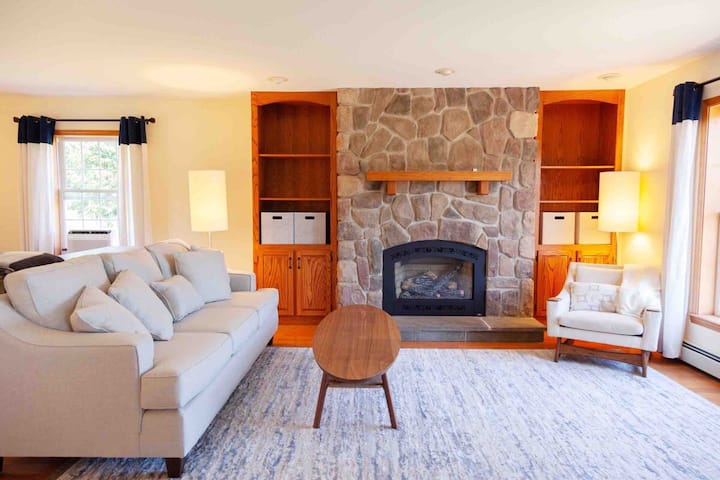 Berkshires Lakefront Retreat By Evergreen Home - Pontoosuc Lake, MA