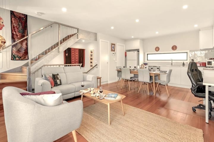 Thornbury Entertainer | 2br Townhouse + Rooftop - Northland