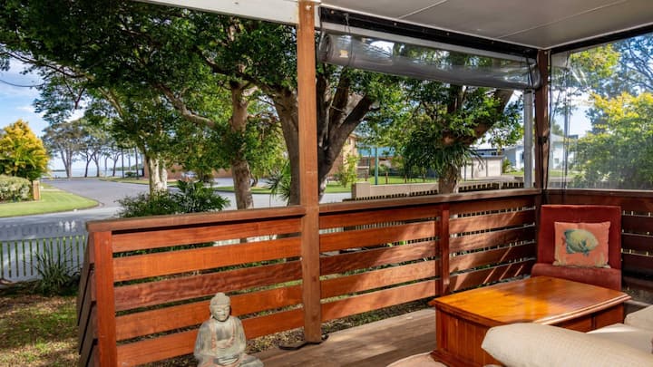 Dog Friendly Cottage With Waterviews - Bribie Island