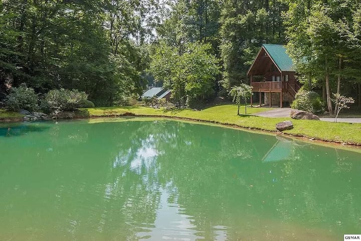 *Perfect 2bd Cabin By Pond! Hot Tub + Near Town* - Gatlinburg