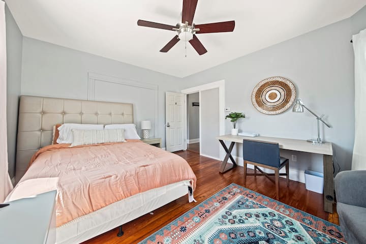 Well-lit Bedroom Near Transit And Charles River - Newton, MA