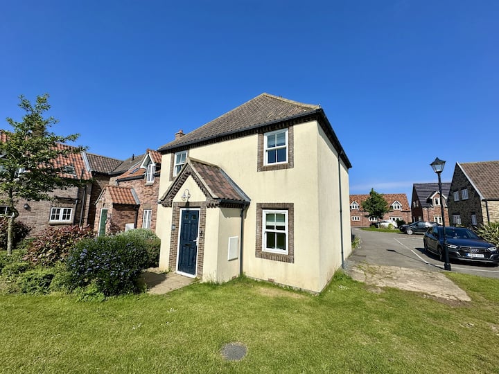 Dragonfly Cottage -Sleeps 9- Pool And Beach Access - Filey