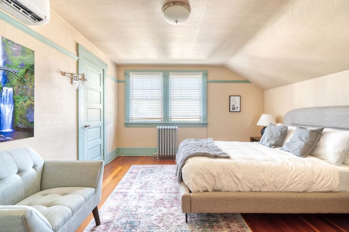 Spacious Group Retreat - 5br - Sleeps 12 - Portland, OR