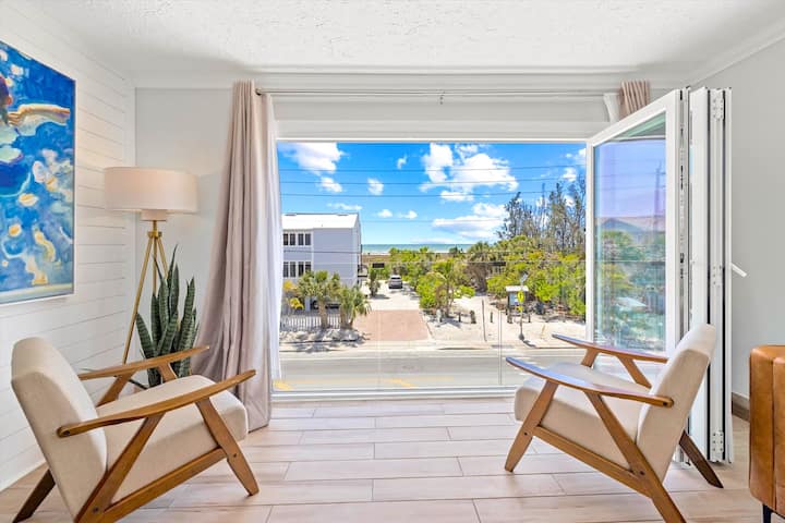 Gertrude Siesta | Oceanview Penthouse Beach 1-min - Siesta Key, FL