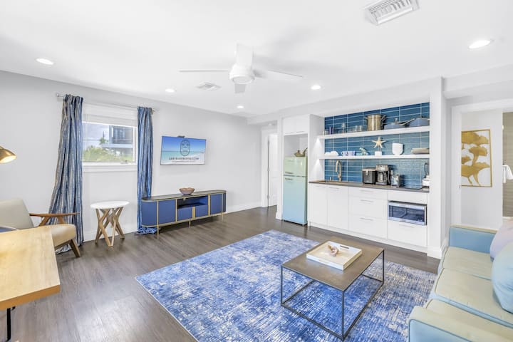 1 Min Walk To Siesta Beach | Free Bikes & Boards! - Siesta Key, FL