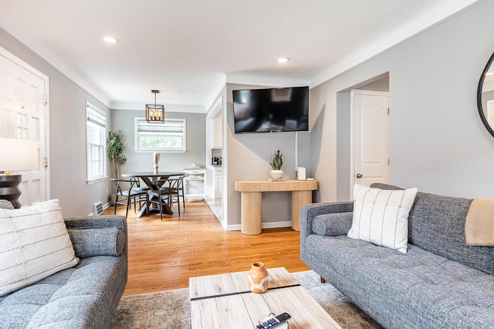 Gorgeous Berkley 4br/2.5ba Home W/ Loft Suite - Birmingham, MI