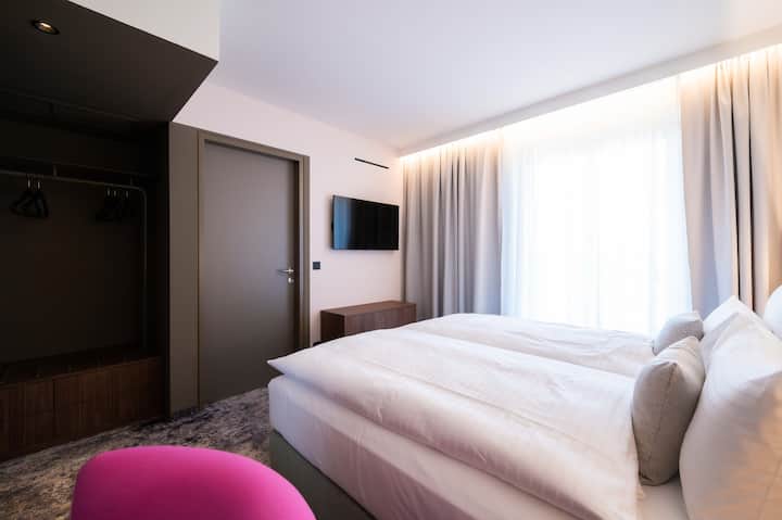 Superior View Zimmer Mit Queen Size Bett (Le Parc Motel) - Wiener Neustadt
