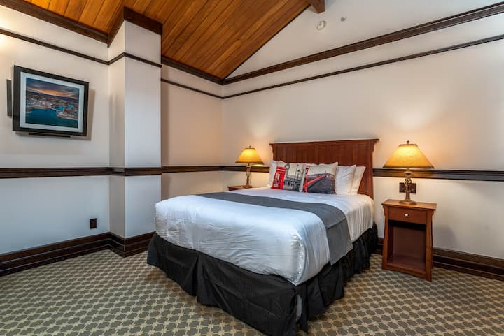 The Landing 210 Queen Suite With Jetted Tub - Chelan, WA