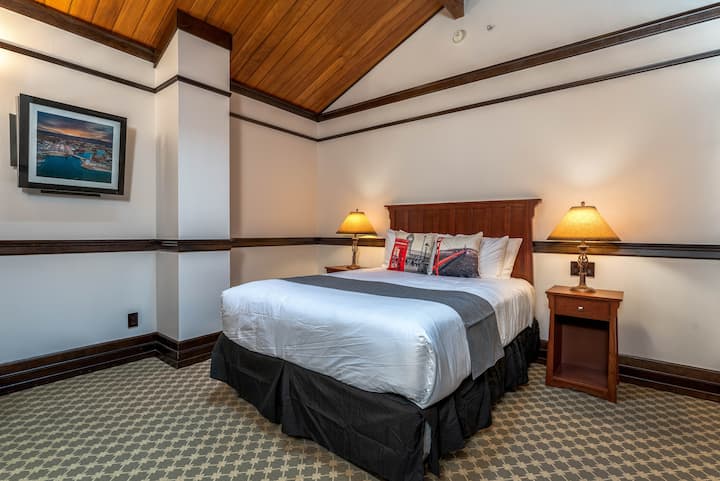 The Landing 206 Queen Suite With Jetted Tub - Chelan, WA