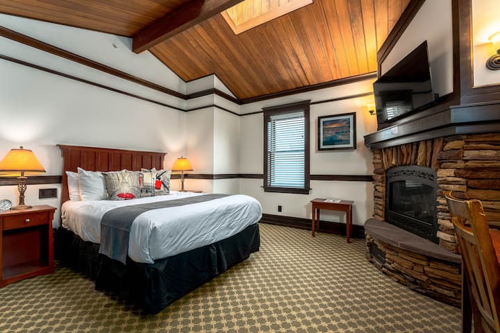 The Landing 208 Queen Suite With Jetted Tub - Chelan, WA